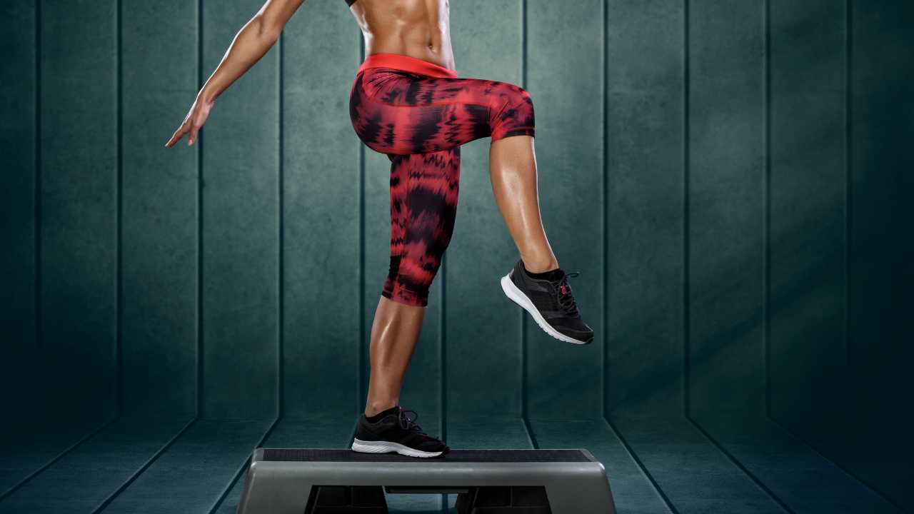 Step up glutei: tutto su uno dei principali esercizi per gambe e glutei ...